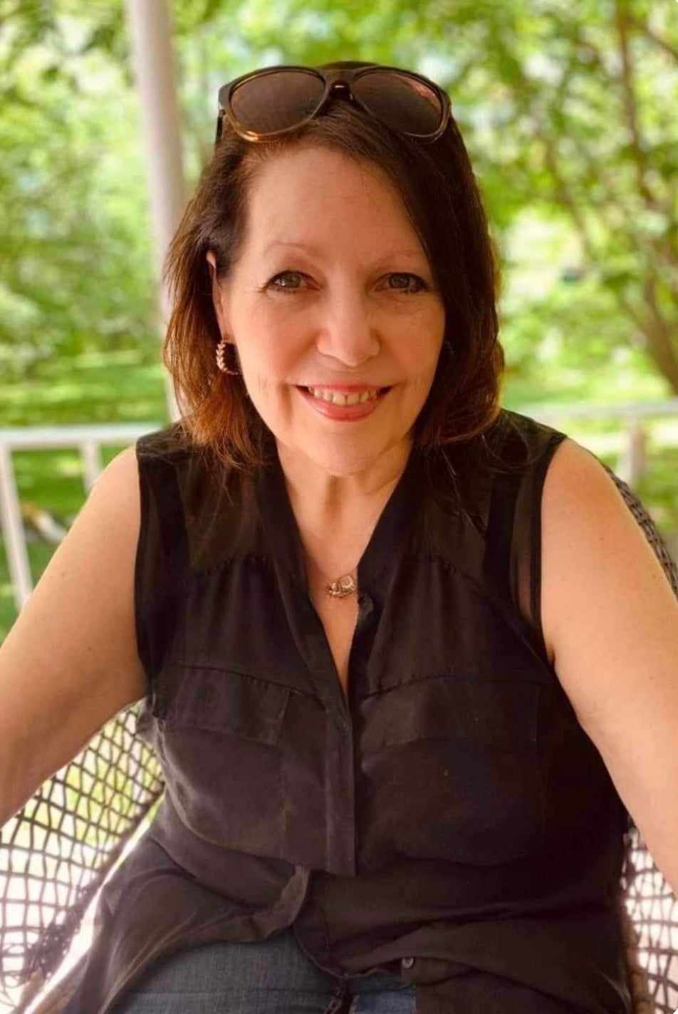 Mrs. Kelly Lee Moore Champagne — Résidence funéraire Steve L. Elkas